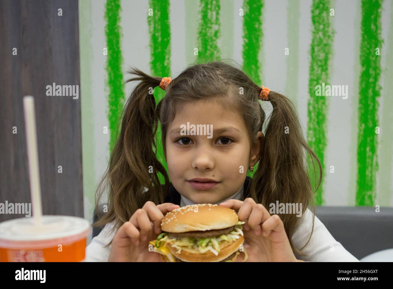 Teen girl and cheeseburger hi-res stock photography and images - Alamy