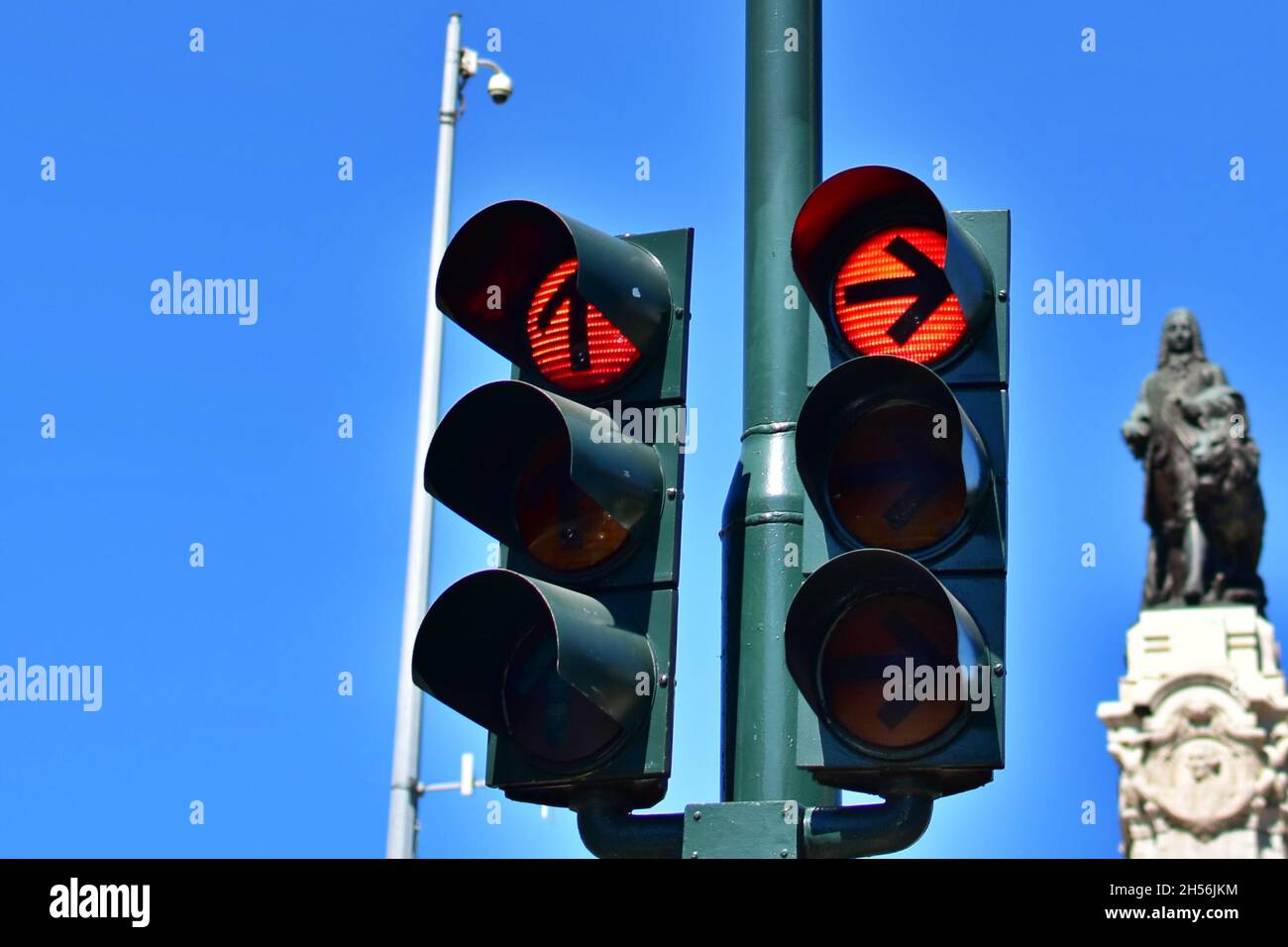 Red traffic signal hi-res stock photography and images - Alamy