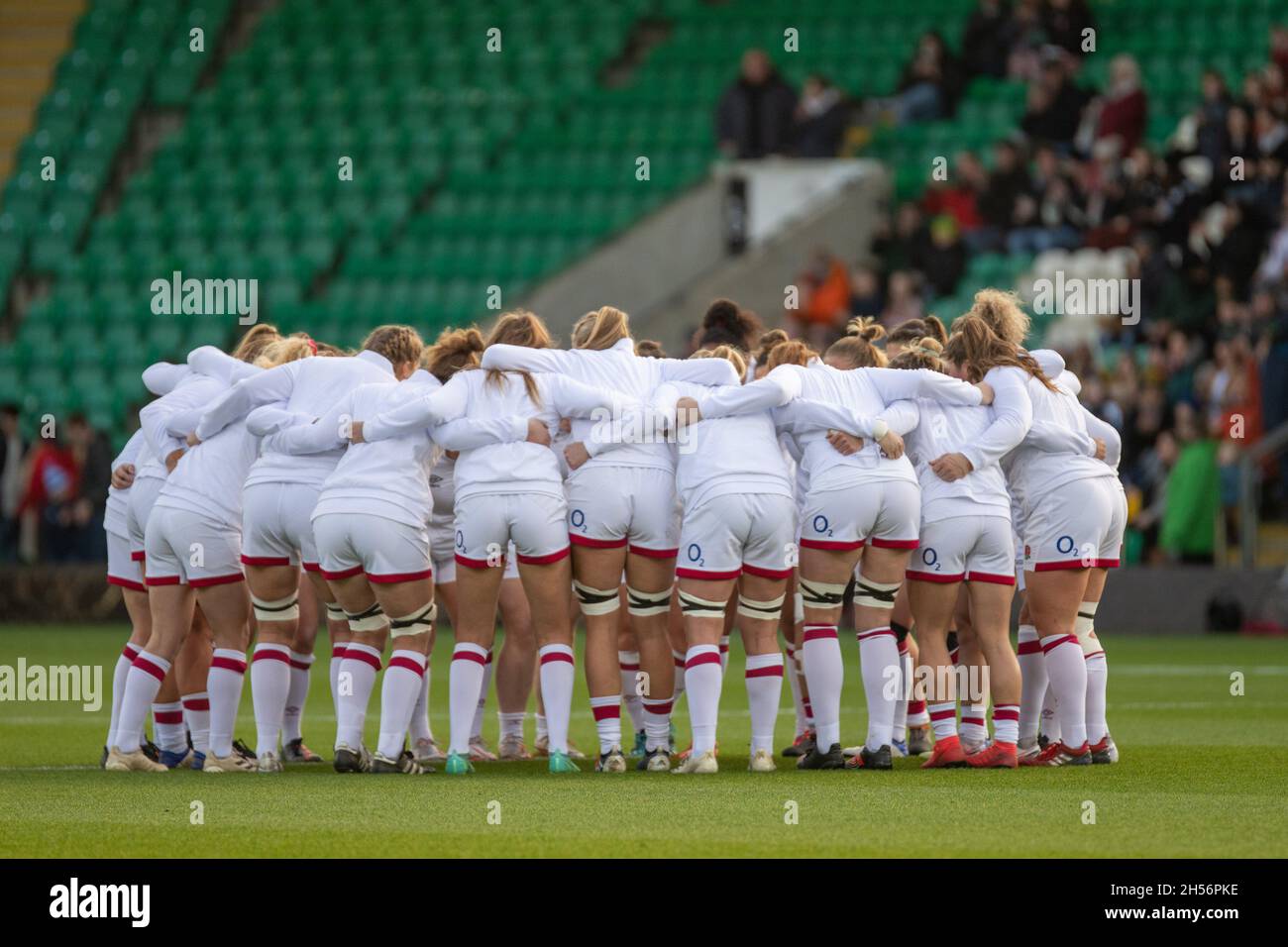 Red roses women rugby hi-res stock photography and images - Alamy