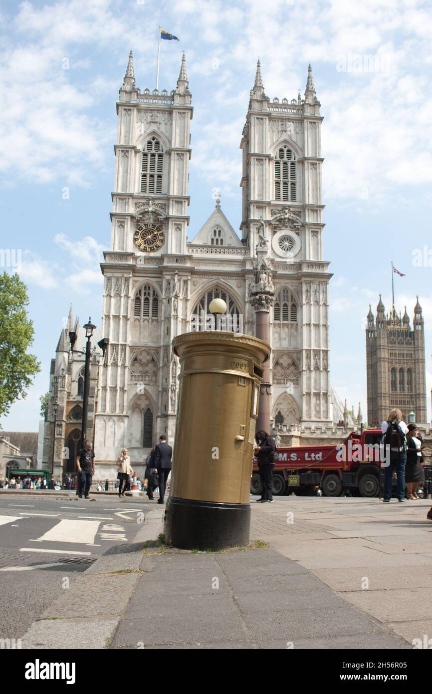 This post box has been painted gold by Royal Mail to celebrate London ...