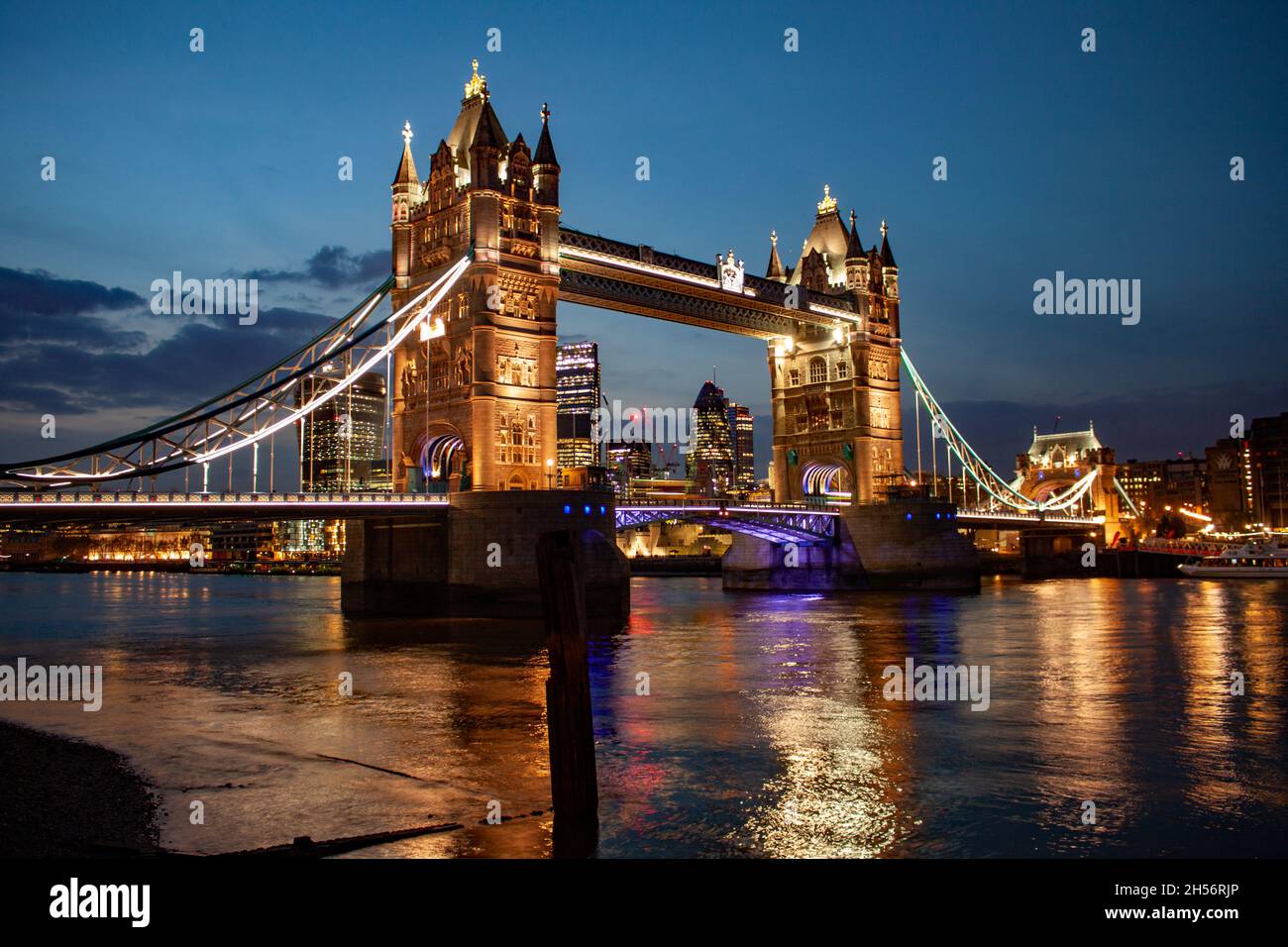 Blue sky london skyline hi-res stock photography and images - Alamy