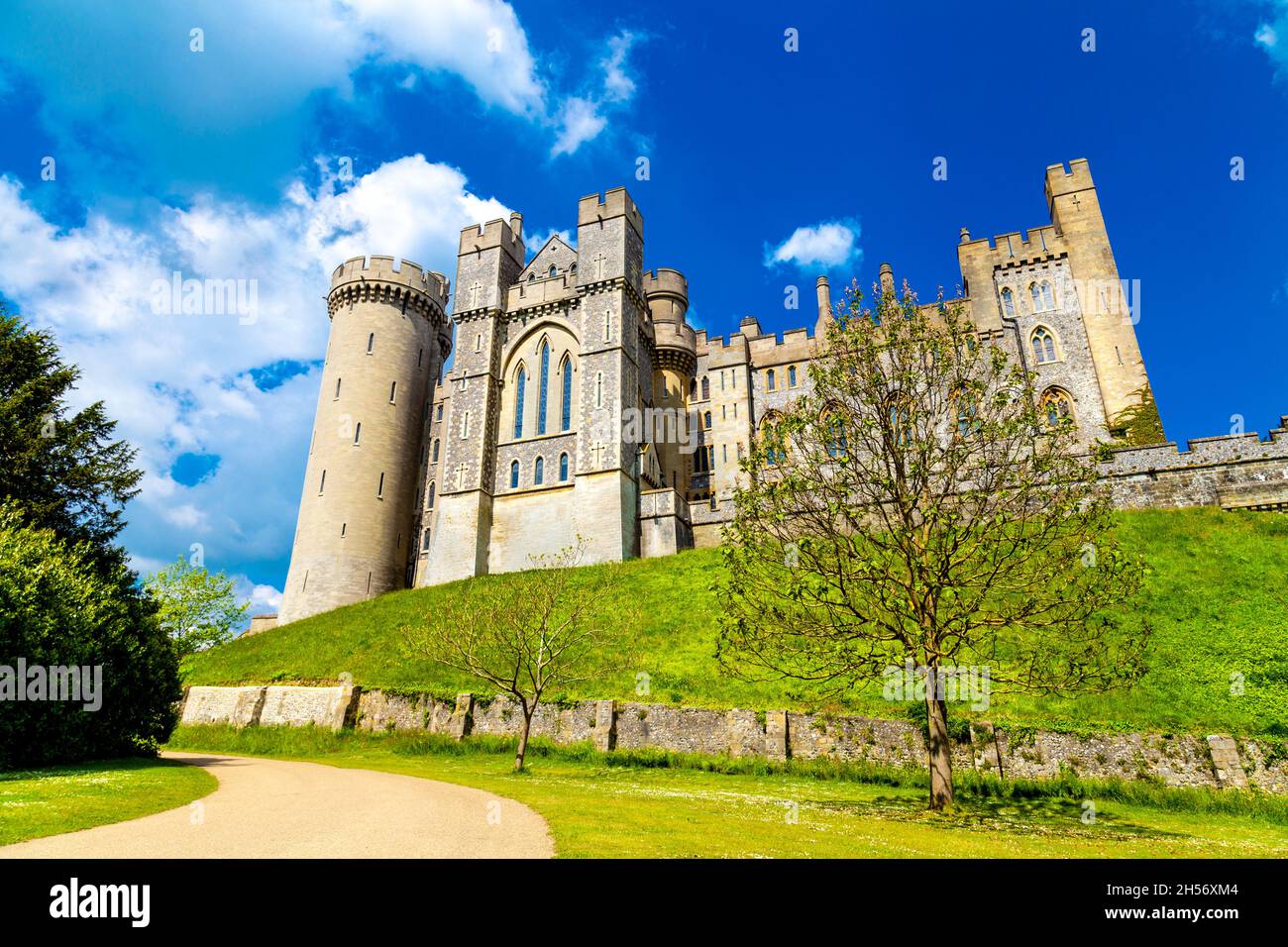 Castle building 12th century hi-res stock photography and images - Alamy