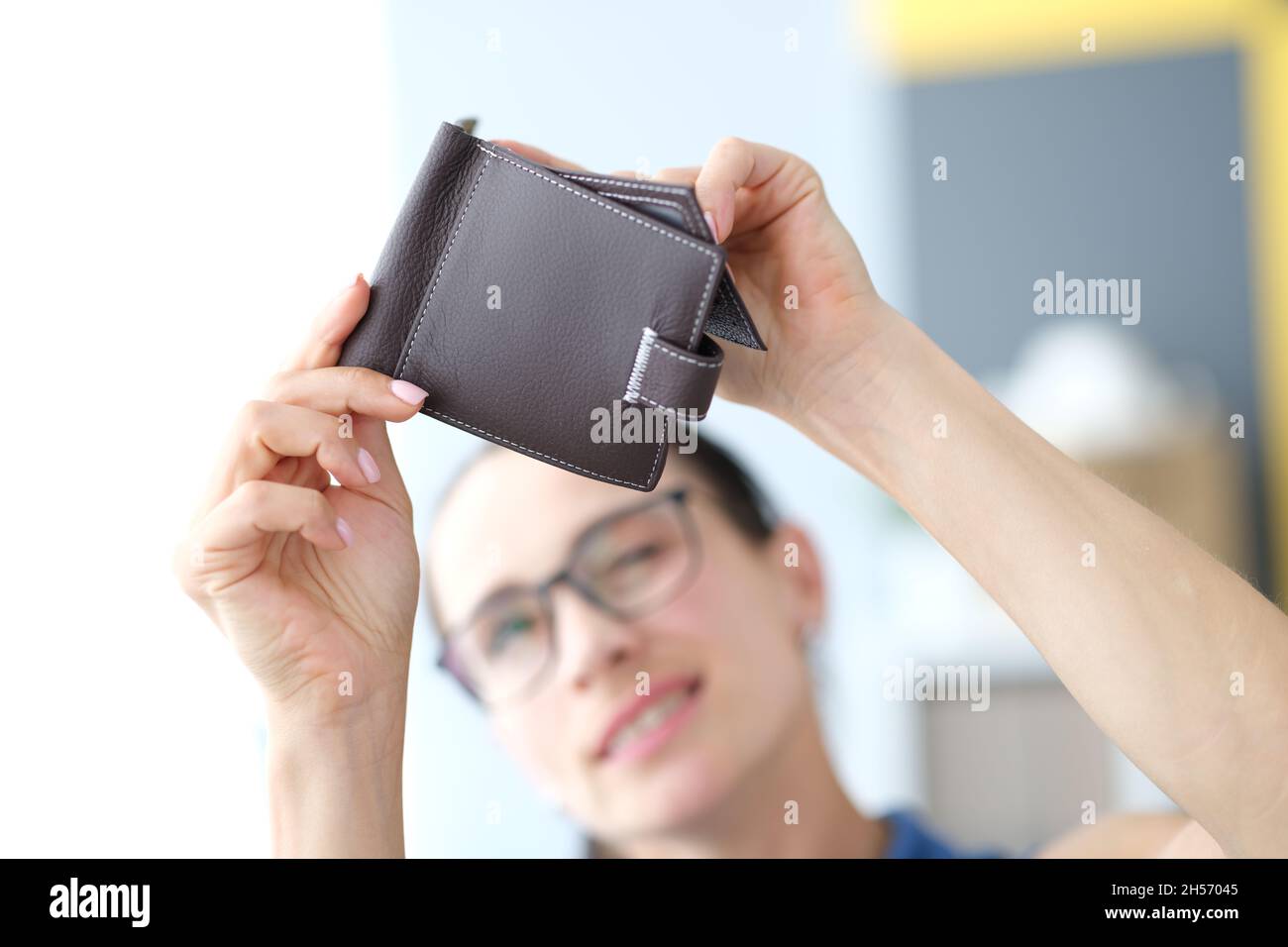 Empty purse woman coin hand hi-res stock photography and images - Alamy