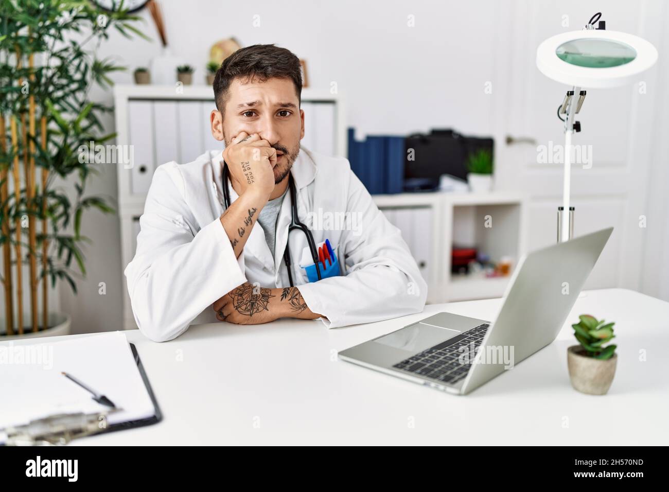 Male doctor terrified looking hi-res stock photography and images - Alamy