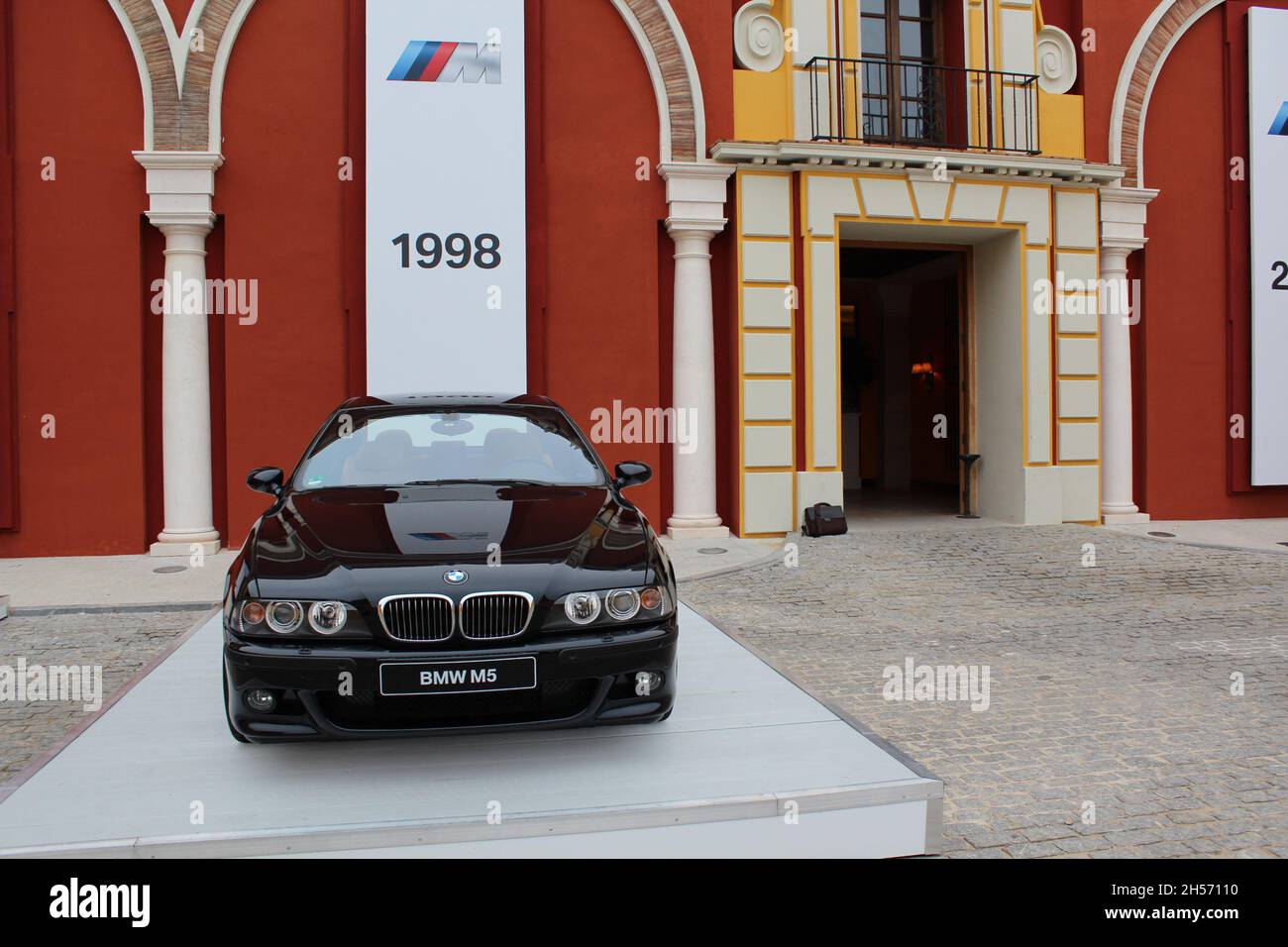 BMW M5 (E39): Front close, wood black color. Third generation ...