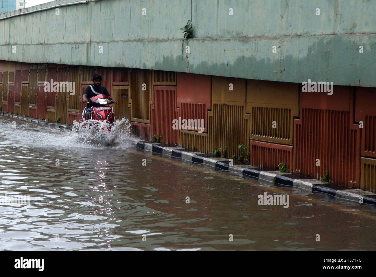 Chennai, Tamil Nadu, India. 7th Nov, 2021. A motorists drive through a ...
