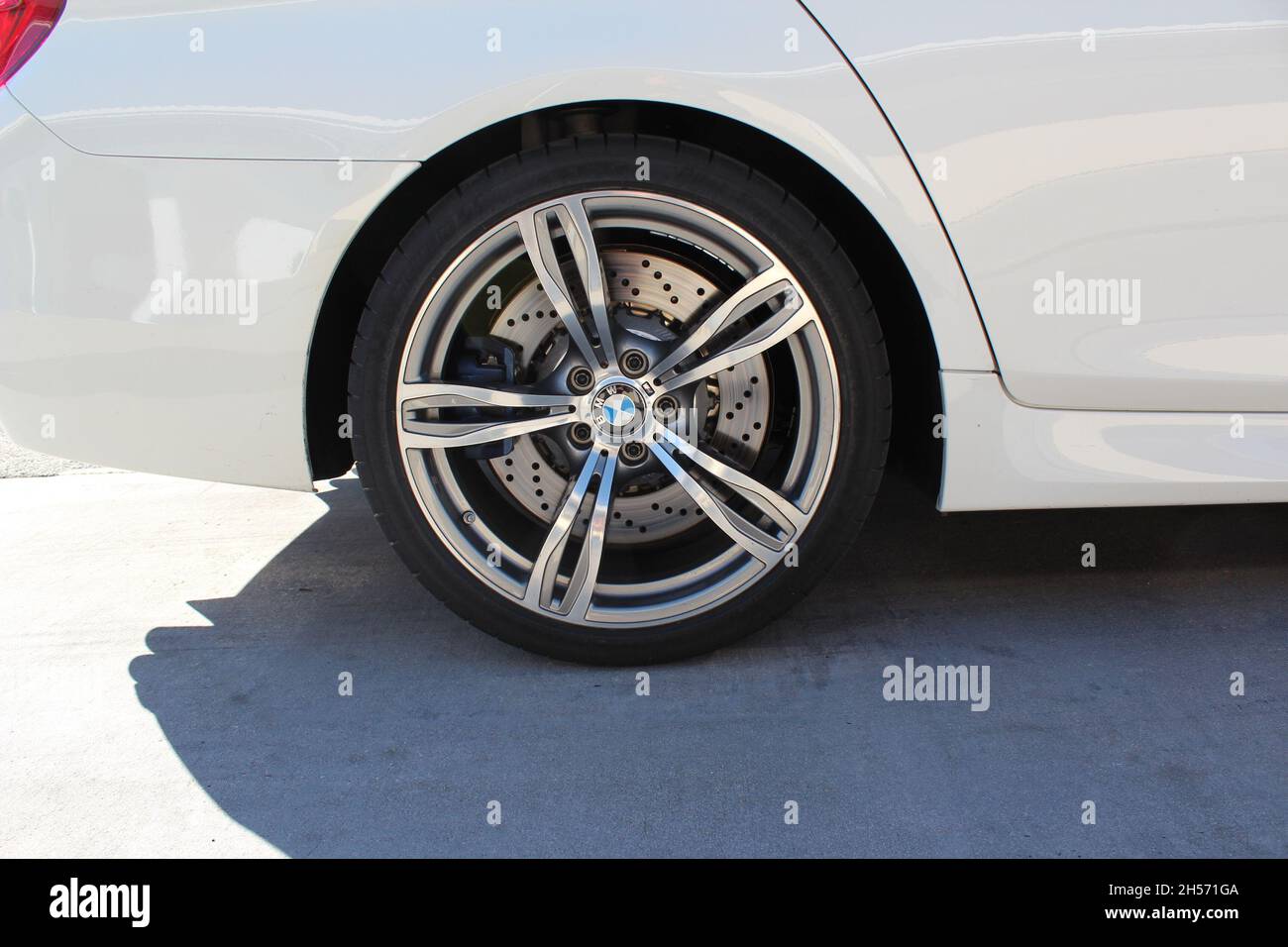 The new BMW M5 (F10) : Close-up of the wheel on the new BMW M5 ...