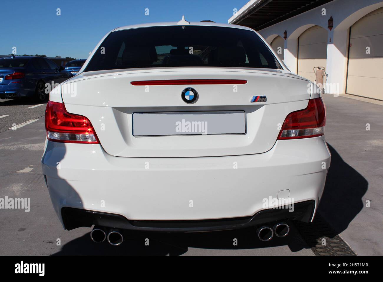 The new BMW M5 (F10) : View from the rear of the car, white, insulated ...