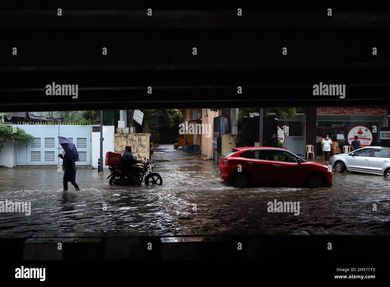 Chennai, Tamil Nadu, India. 7th Nov, 2021. A motorists drive through a ...