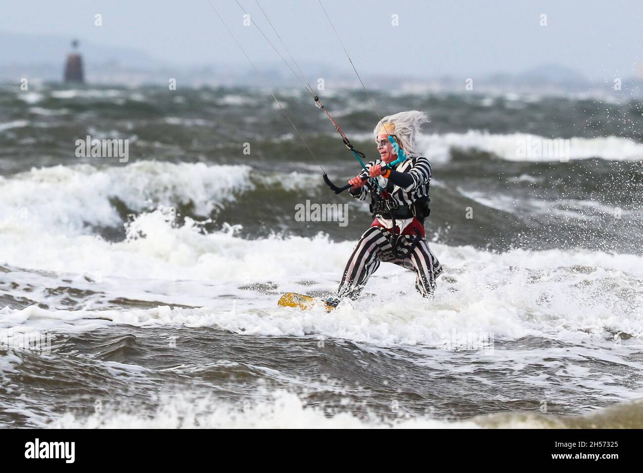 Barassie, UK. 7th Nov, 2021. Strong winds and high waves attracted kite ...