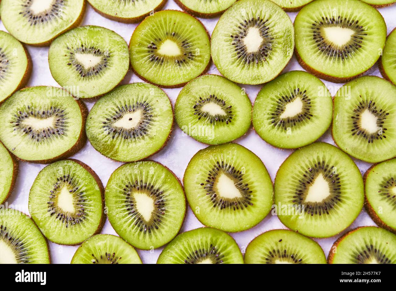 Slices of kiwi texture Stock Photo - Alamy