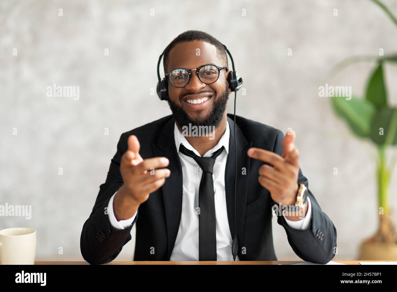 Talking african man headset in hi-res stock photography and images - Alamy