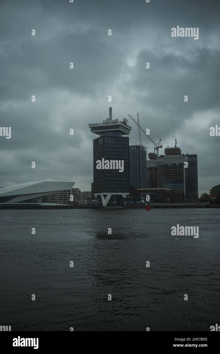 Shell Tower in Amsterdam an einem regnerischen dunklen Tag vom anderen ...