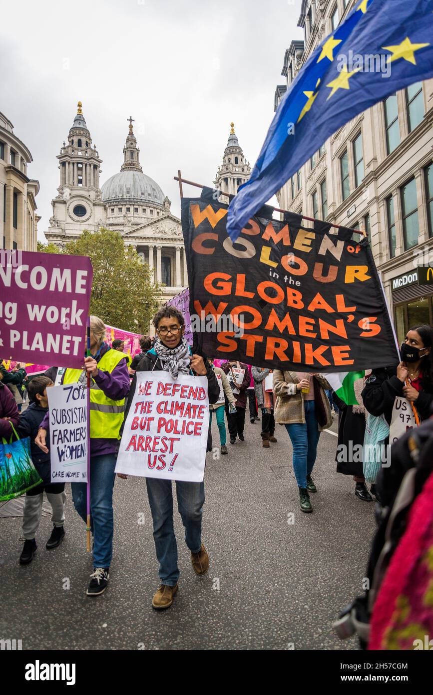 Women of colour hi-res stock photography and images - Alamy