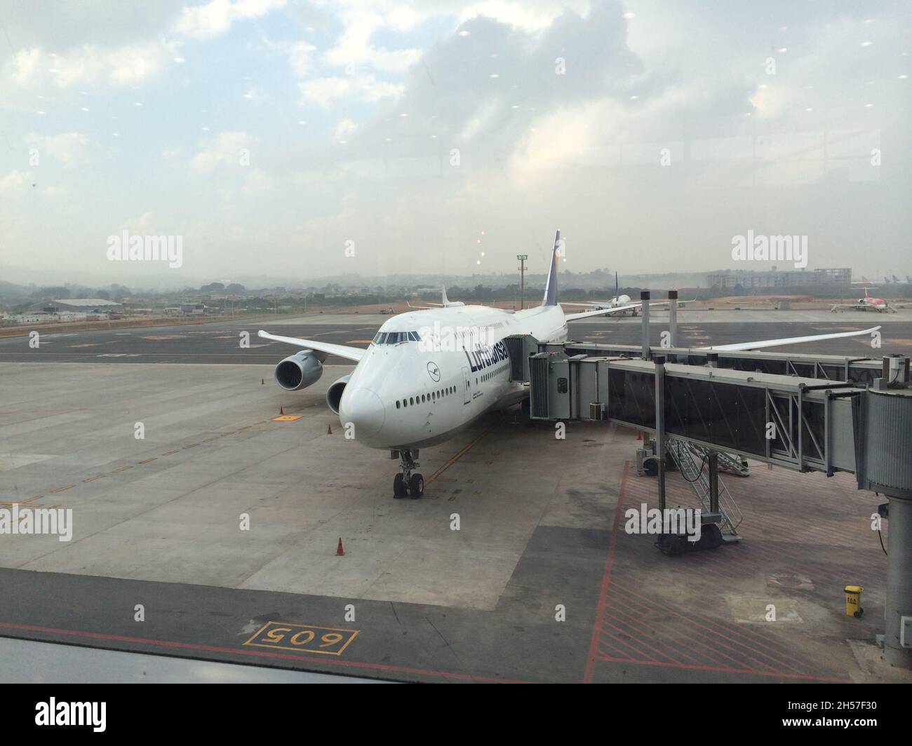 Plane stopped at an airport, waiting for passengers to board Stock ...
