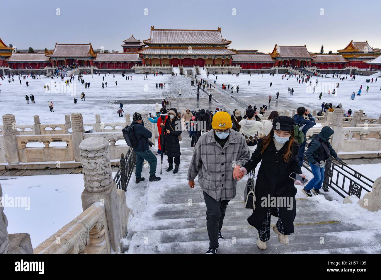 Beijing, China. 07th Nov, 2021. Tourists wearing face masks visit the ...