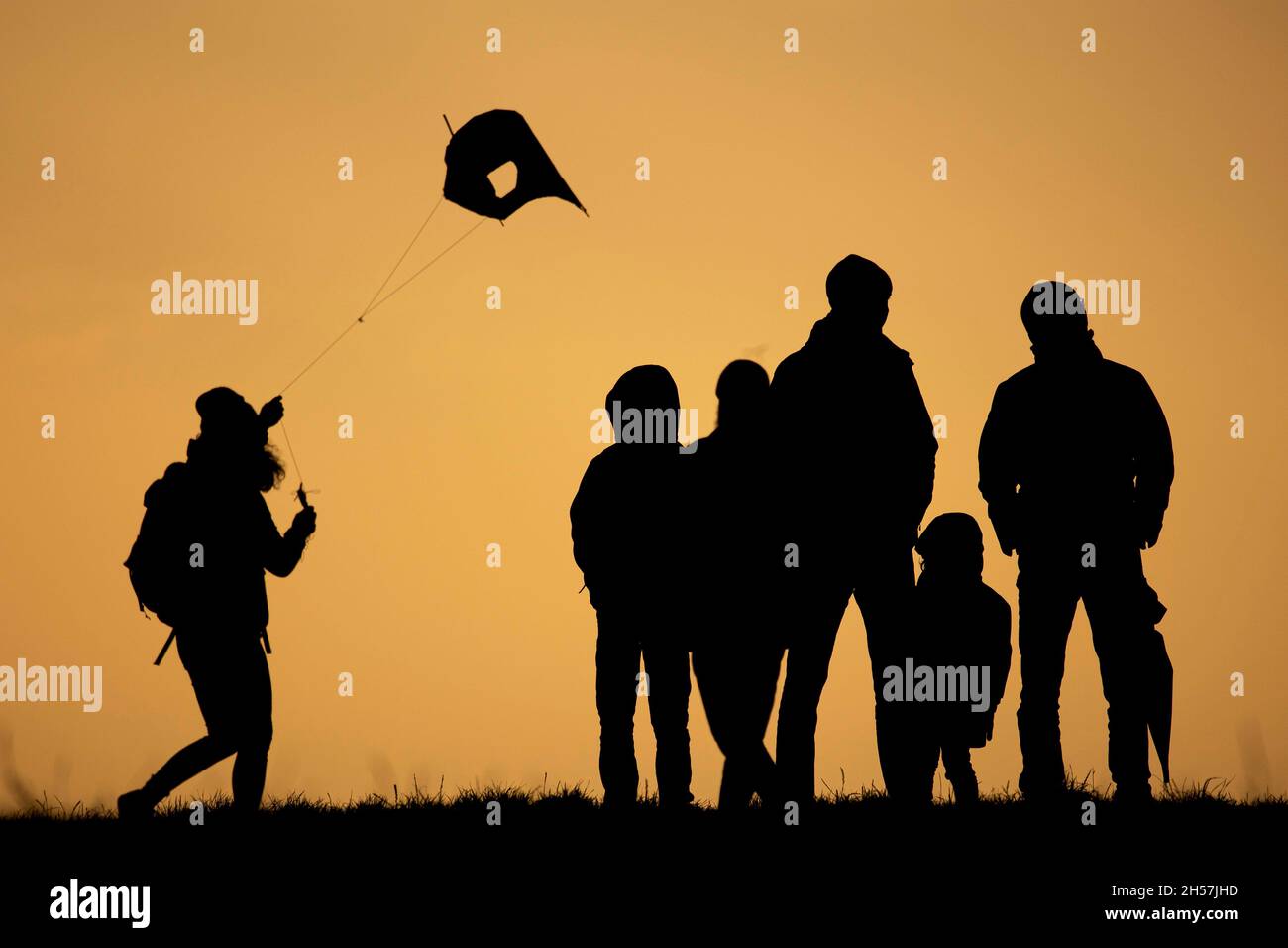 Berlin, Deutschland. 07th Nov, 2021. The silhouette of three children ...