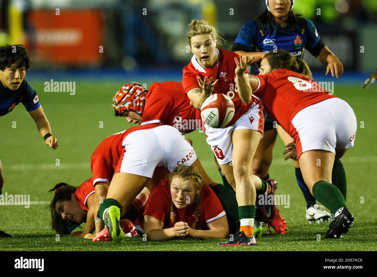 Female rugby scrum hi-res stock photography and images - Alamy