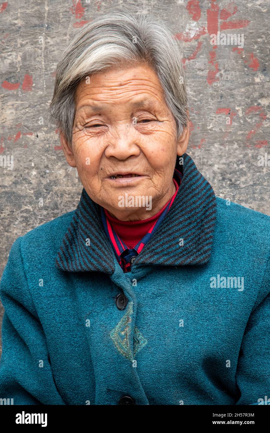 Old Chinese woman in Dangjia Village in Shaanxi Province, China Stock ...
