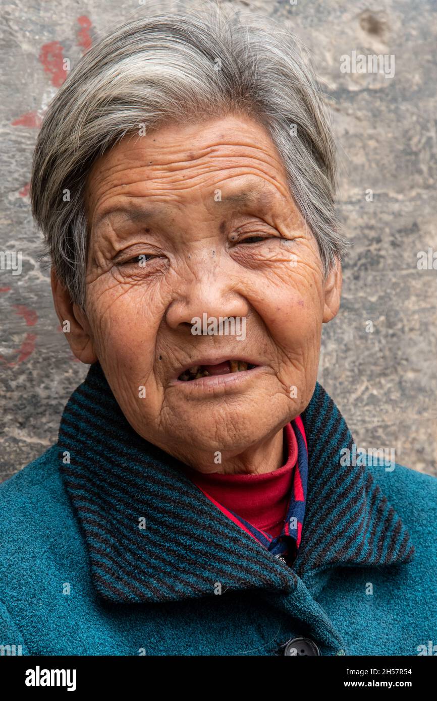 Old Chinese woman in Dangjia Village in Shaanxi Province, China Stock ...