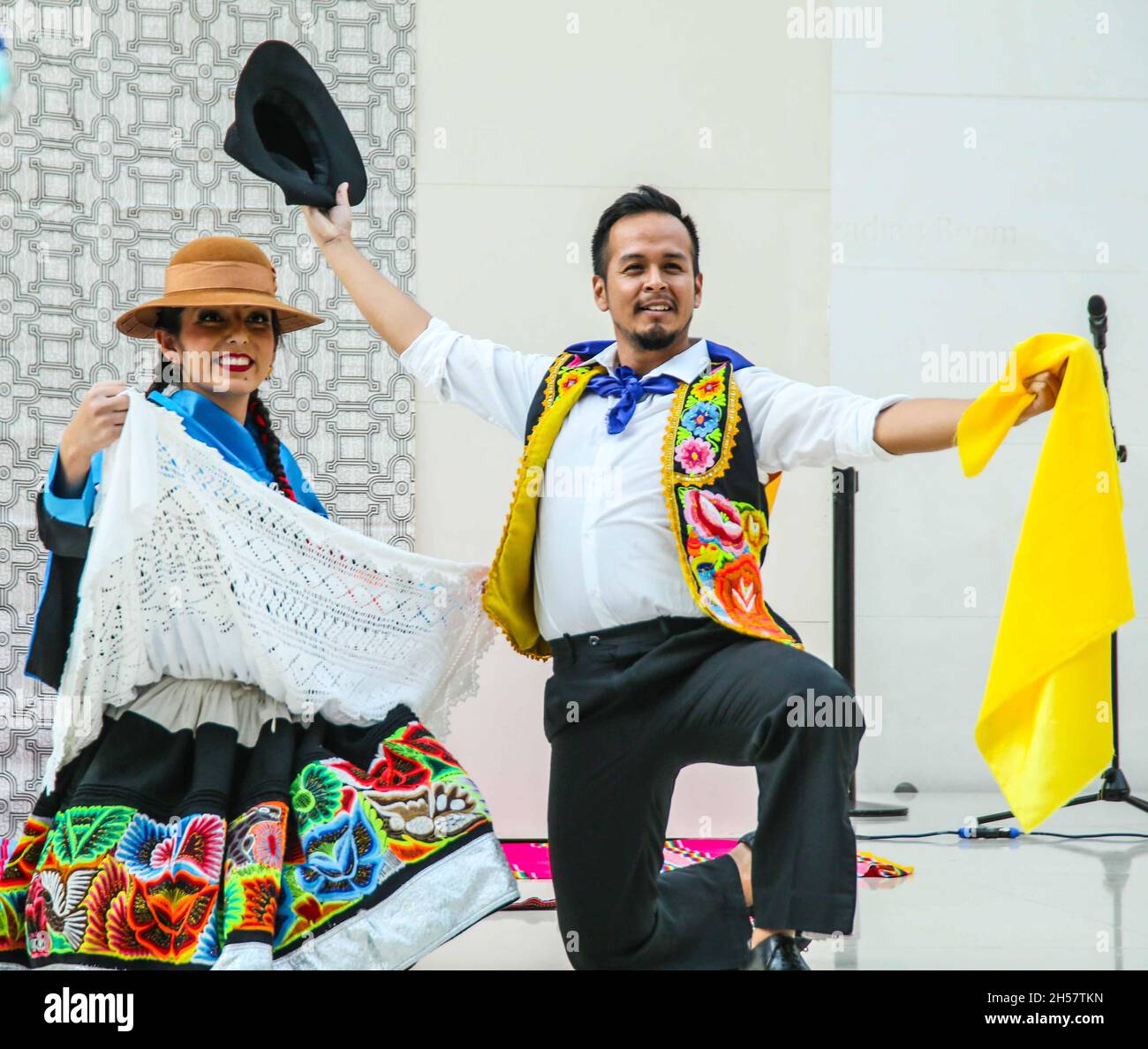 Group photo with peruvian performers hi-res stock photography and ...