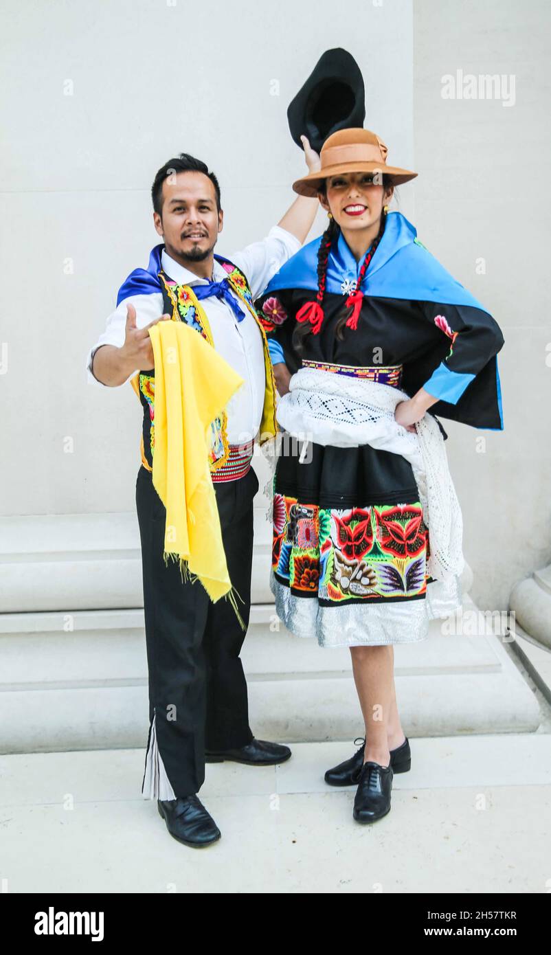 Group photo with peruvian performers hi-res stock photography and ...
