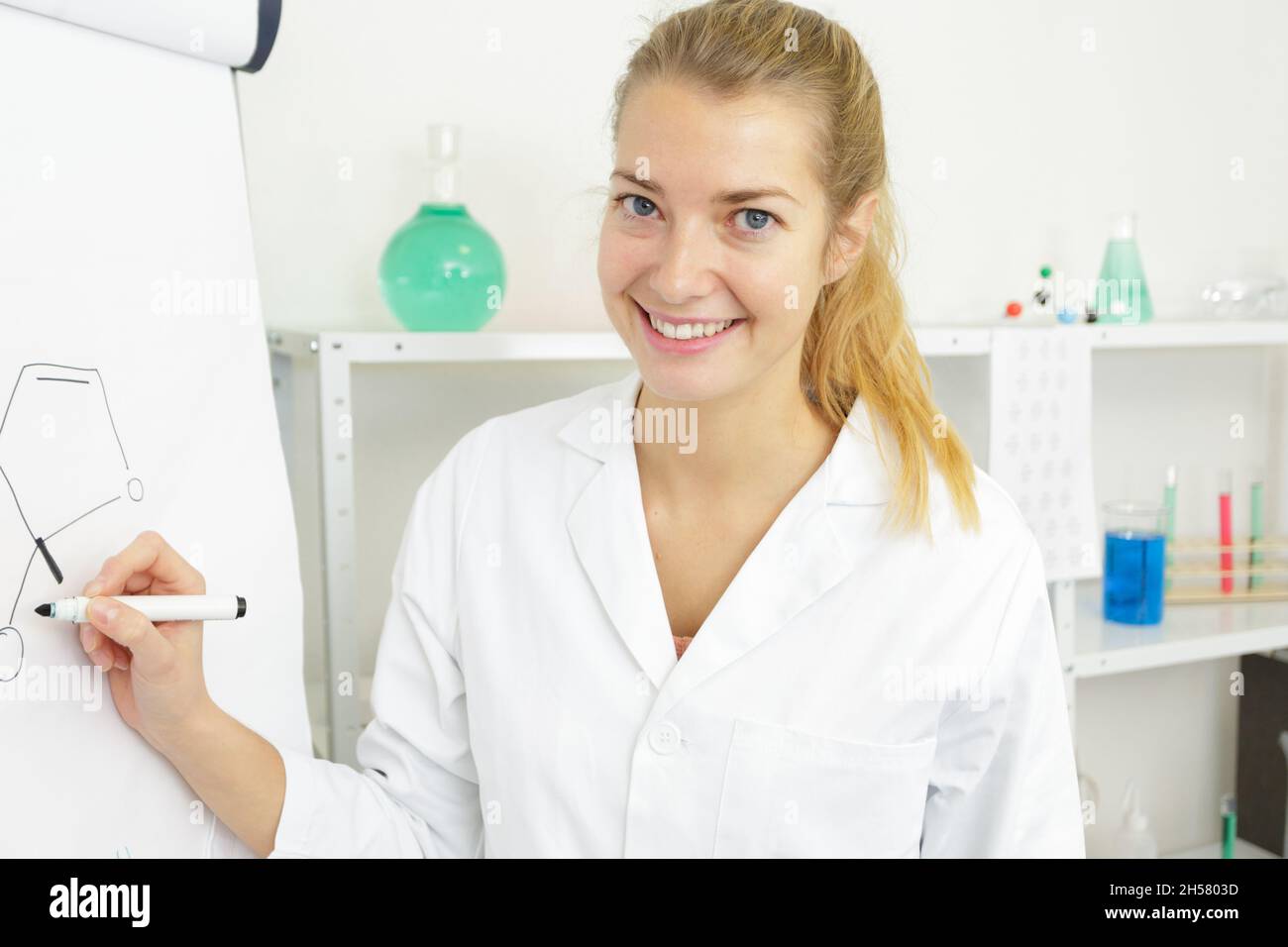 Writing formula whiteboard hi-res stock photography and images - Alamy