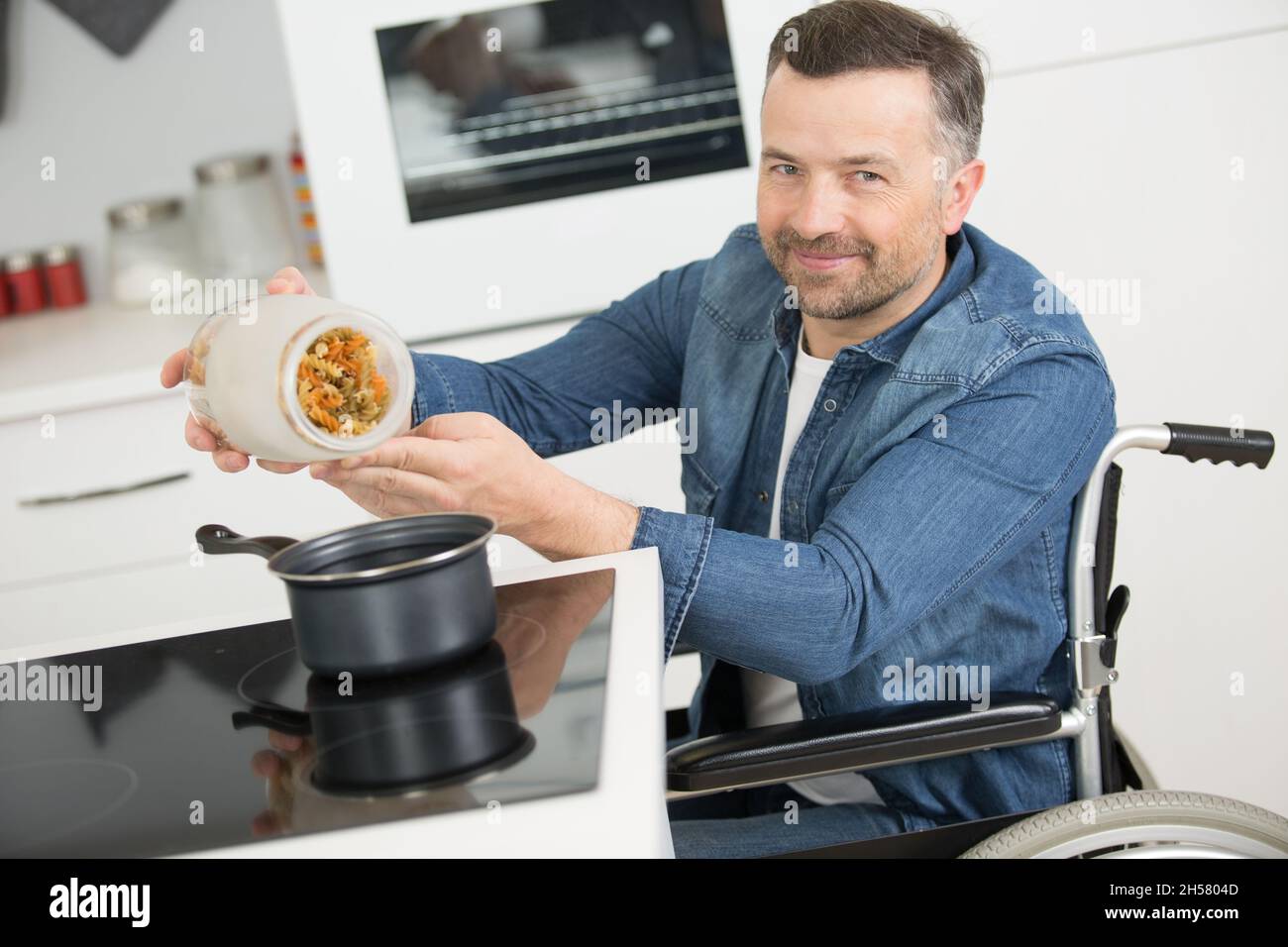 Man wheelchair cooking kitchen hi-res stock photography and images - Alamy