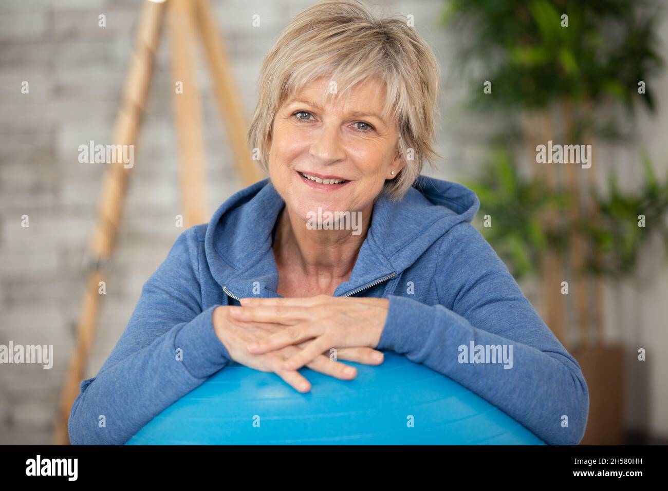 Sitting fit ball side view hi-res stock photography and images - Alamy