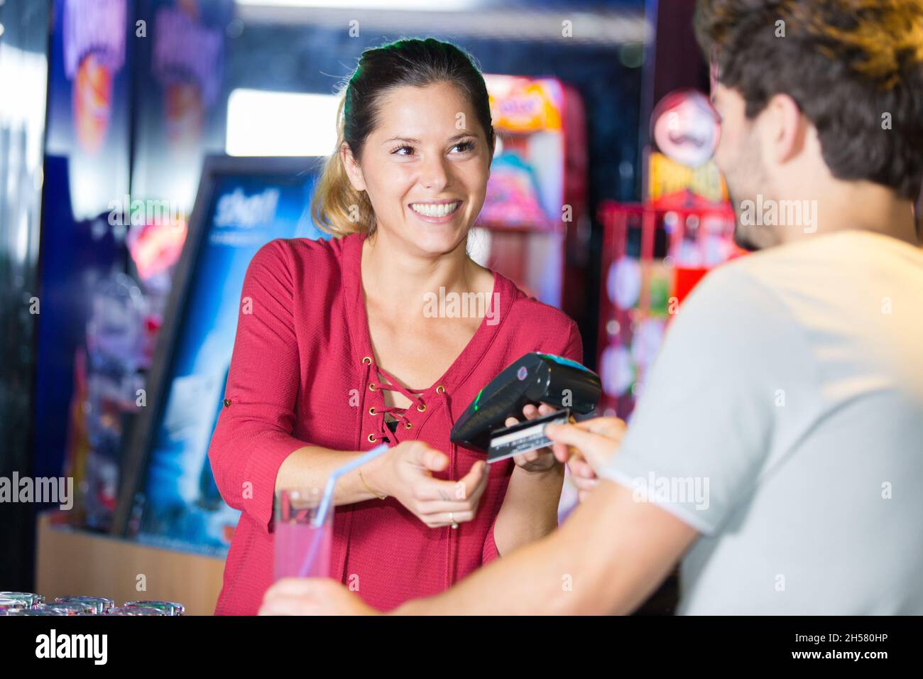 guy paying using a credit card Stock Photo - Alamy