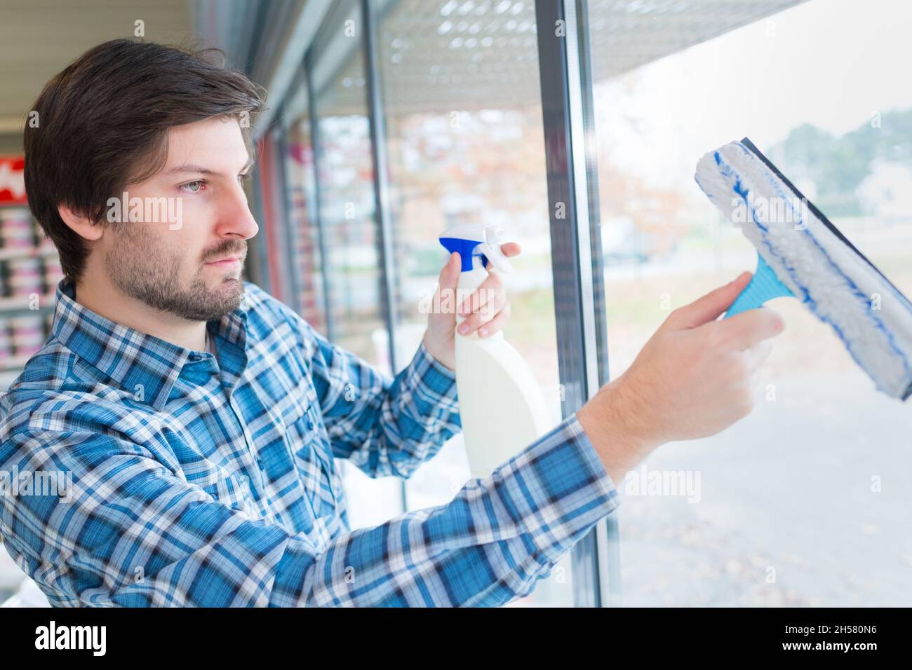 Cleaning windows store hi-res stock photography and images - Alamy