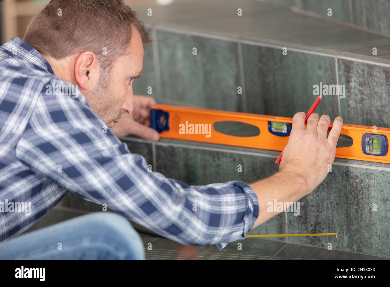 Height difference man hi-res stock photography and images - Alamy