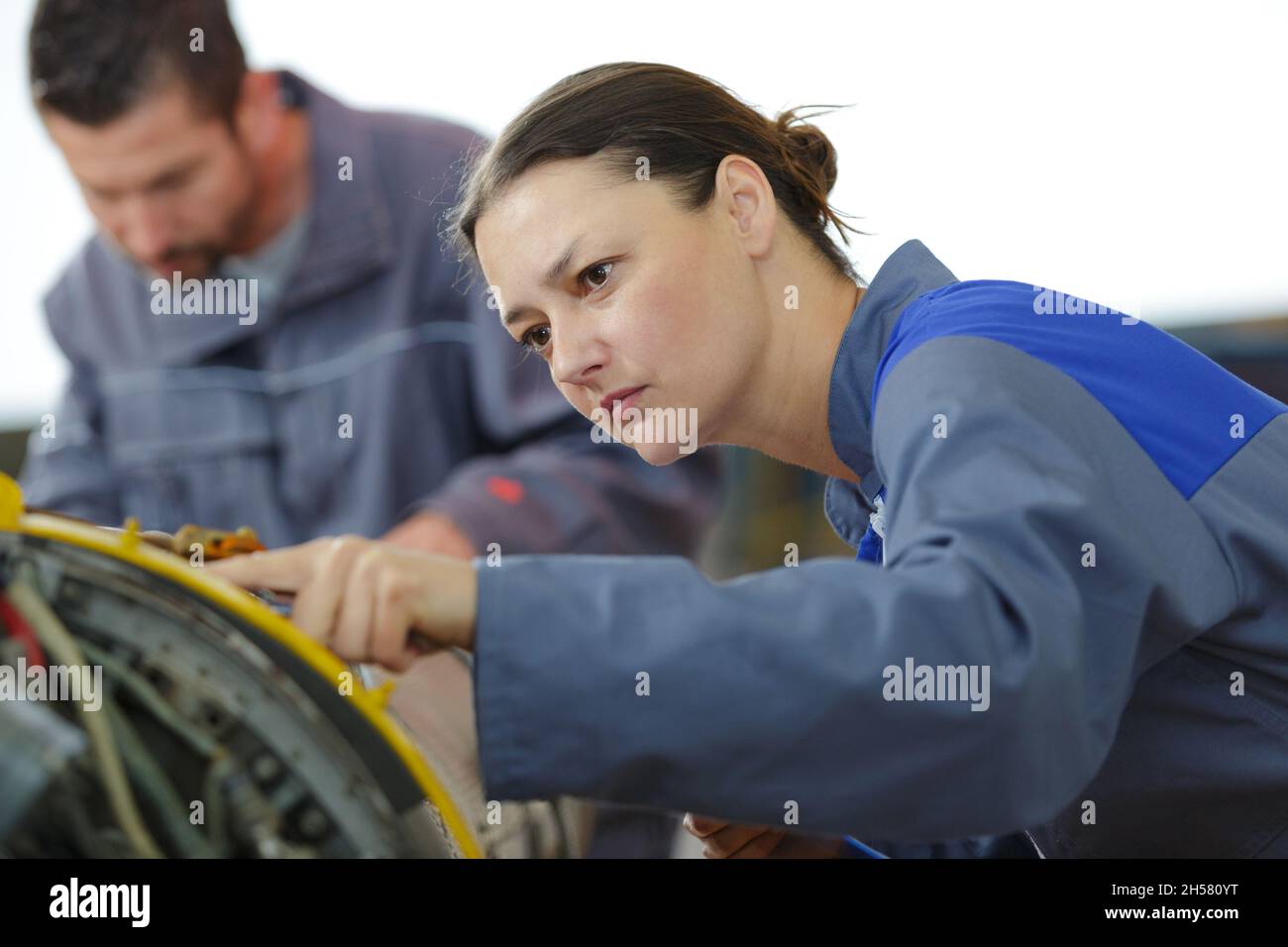 portrait of a concentrated female mechanic Stock Photo - Alamy