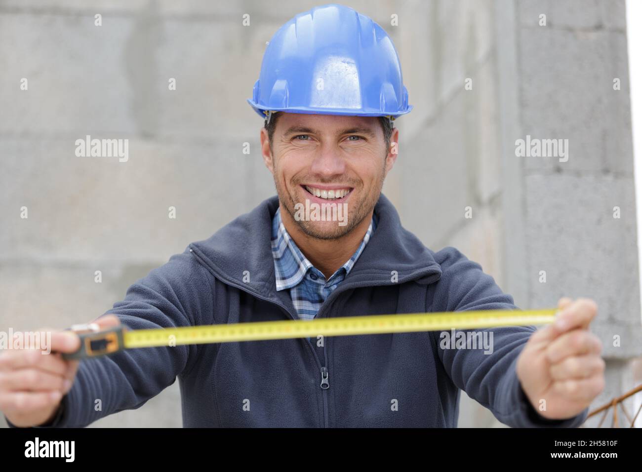 Male builder showing meter hi-res stock photography and images - Alamy