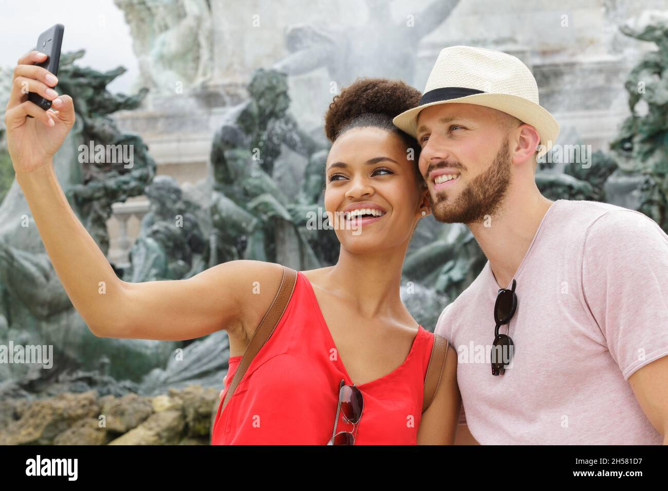 couple sight seeing in destination city doing a selfie Stock Photo - Alamy