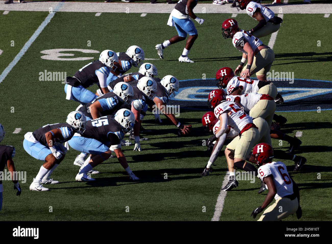 Quarterback taking the snap hi-res stock photography and images - Alamy
