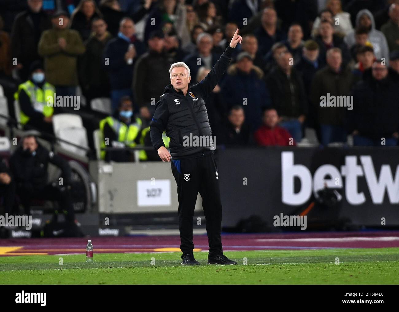 London, UK. 7th Nov, 2021. David Moyes (West Ham manager) points during ...