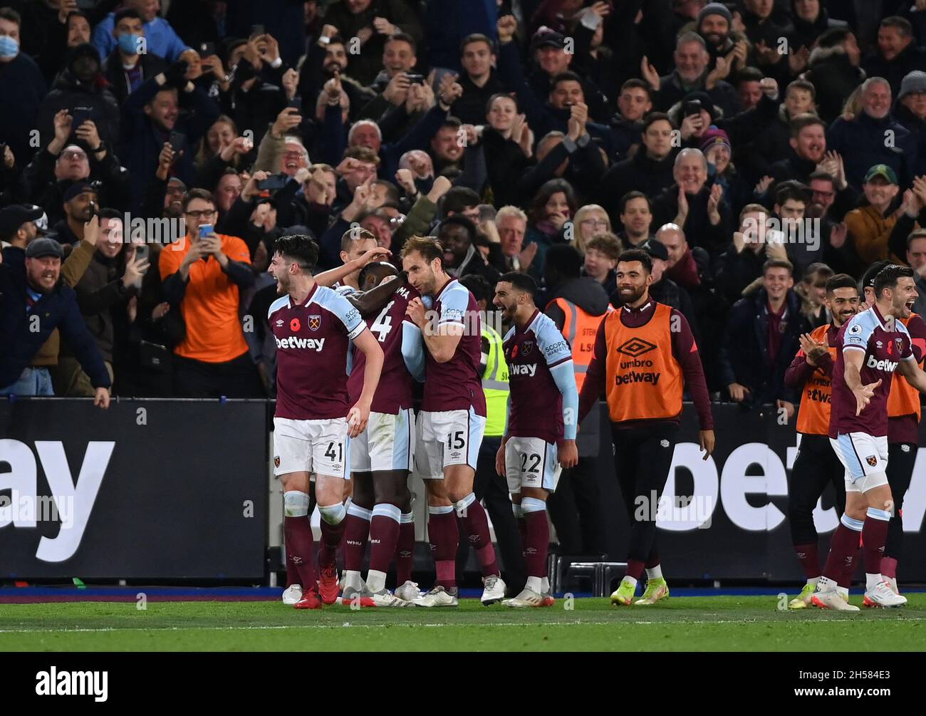 London, UK. 7th Nov, 2021. The West Ham players celebrate their third ...