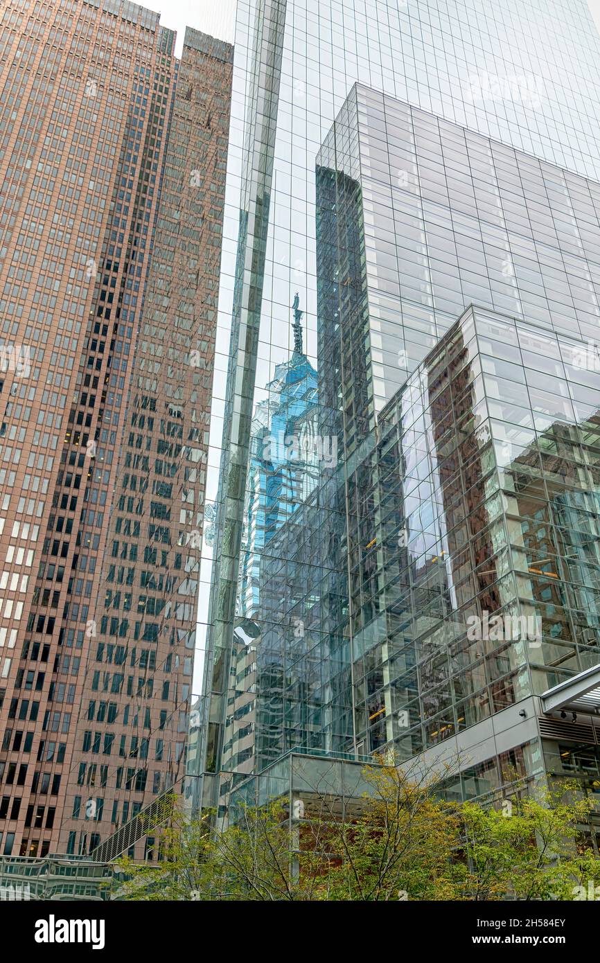 Comcast Center reflects One Liberty Place Stock Photo - Alamy