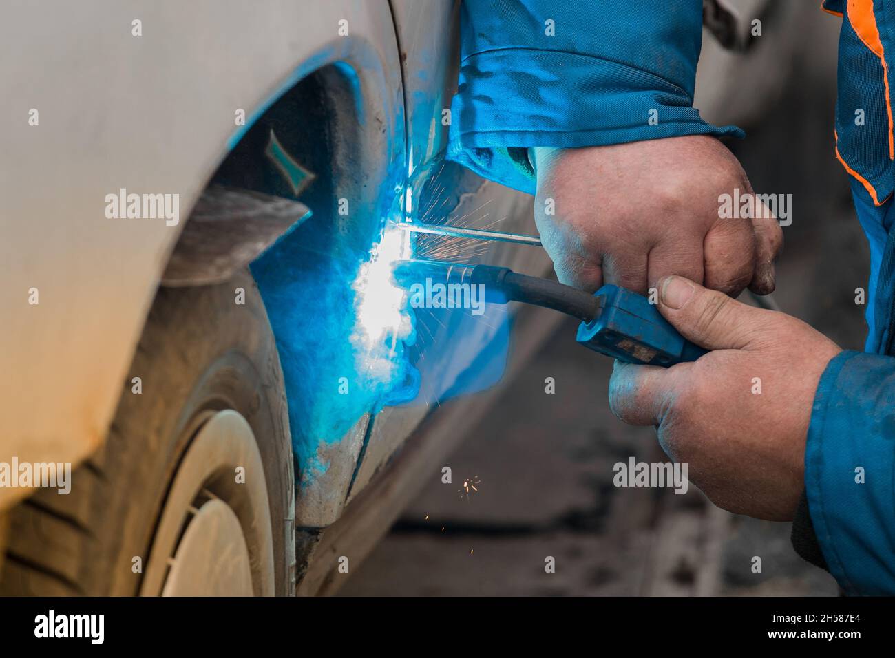 Car assembly shop hi-res stock photography and images - Alamy