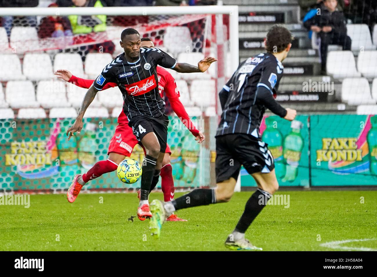 Vejle, Denmark. 07th Nov, 2021. Duplexe Tchamba (4) of Soenderjyske ...