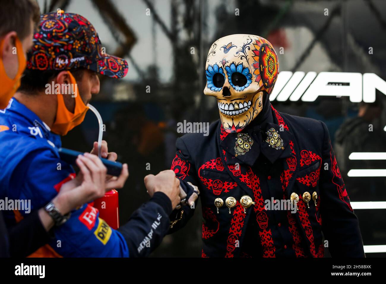 Mexico City, Mexico. 6th Nov, 2021. "Day of the Dead" performer, F1 ...