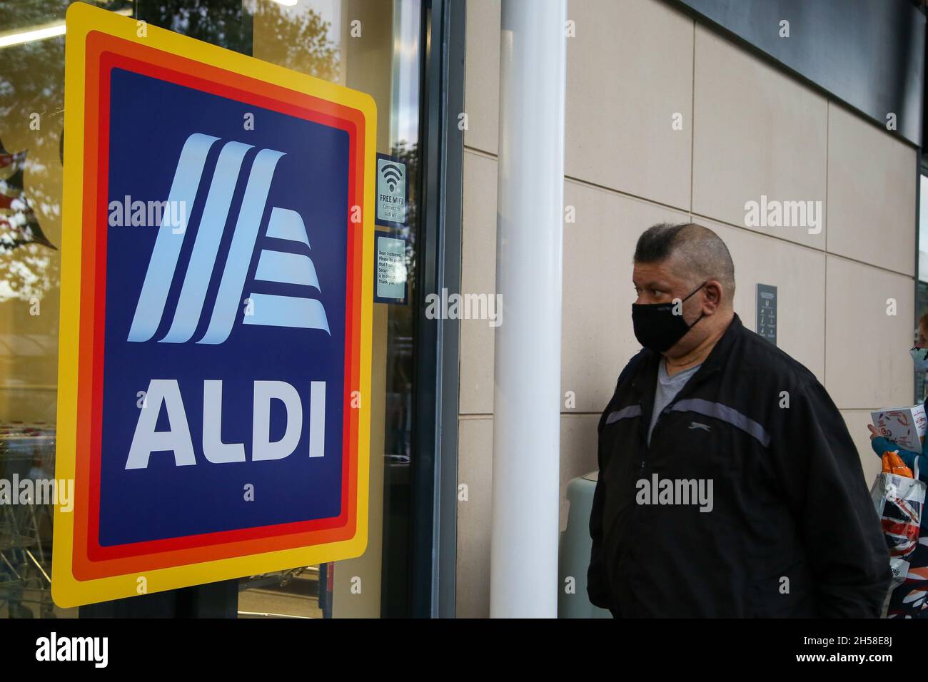 A man wearing a face mask arrives at Aldi supermarket Stock Photo - Alamy