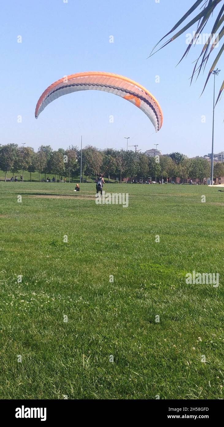Parachute landing hi-res stock photography and images - Alamy