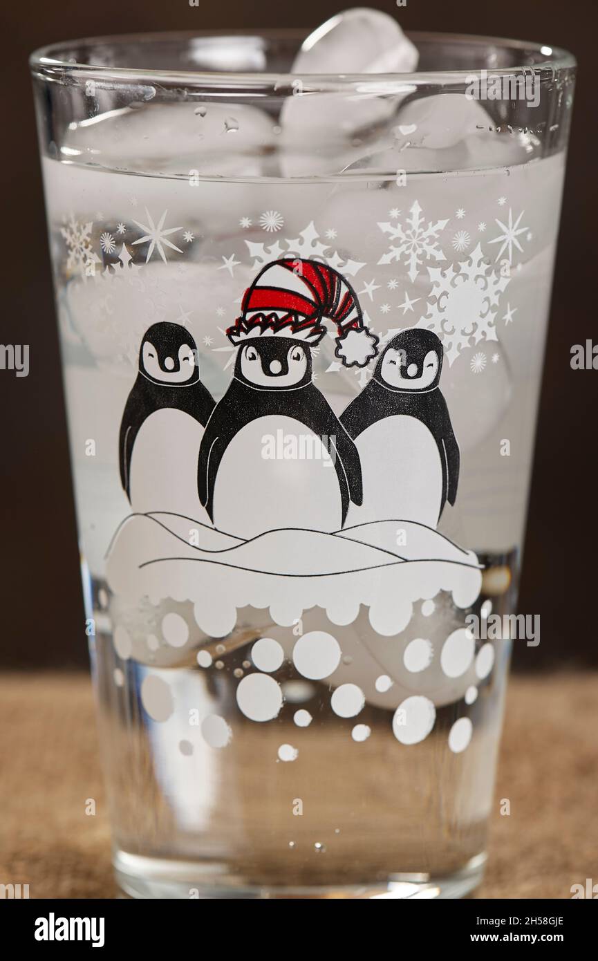 Penguin ice cubes hi-res stock photography and images - Alamy