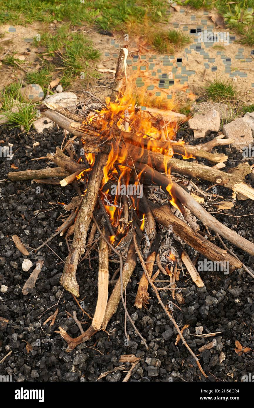 open camp fire at summer camp Stock Photo - Alamy