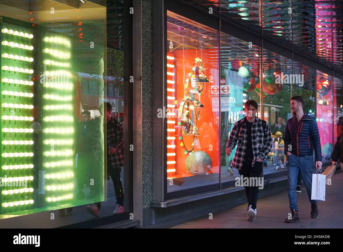 John lewis oxford street windows hi-res stock photography and images ...