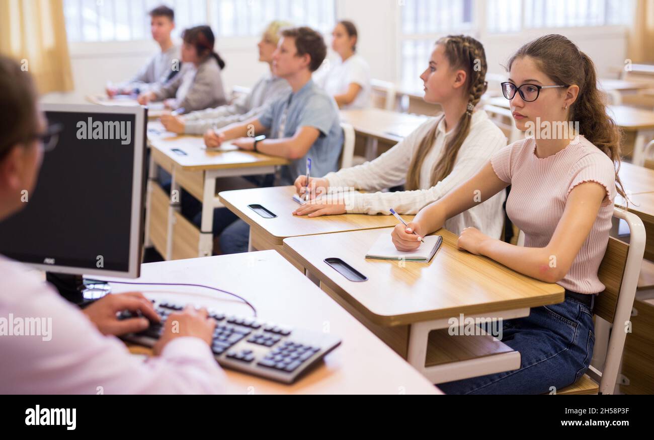 Teen students working together teacher hi-res stock photography and ...
