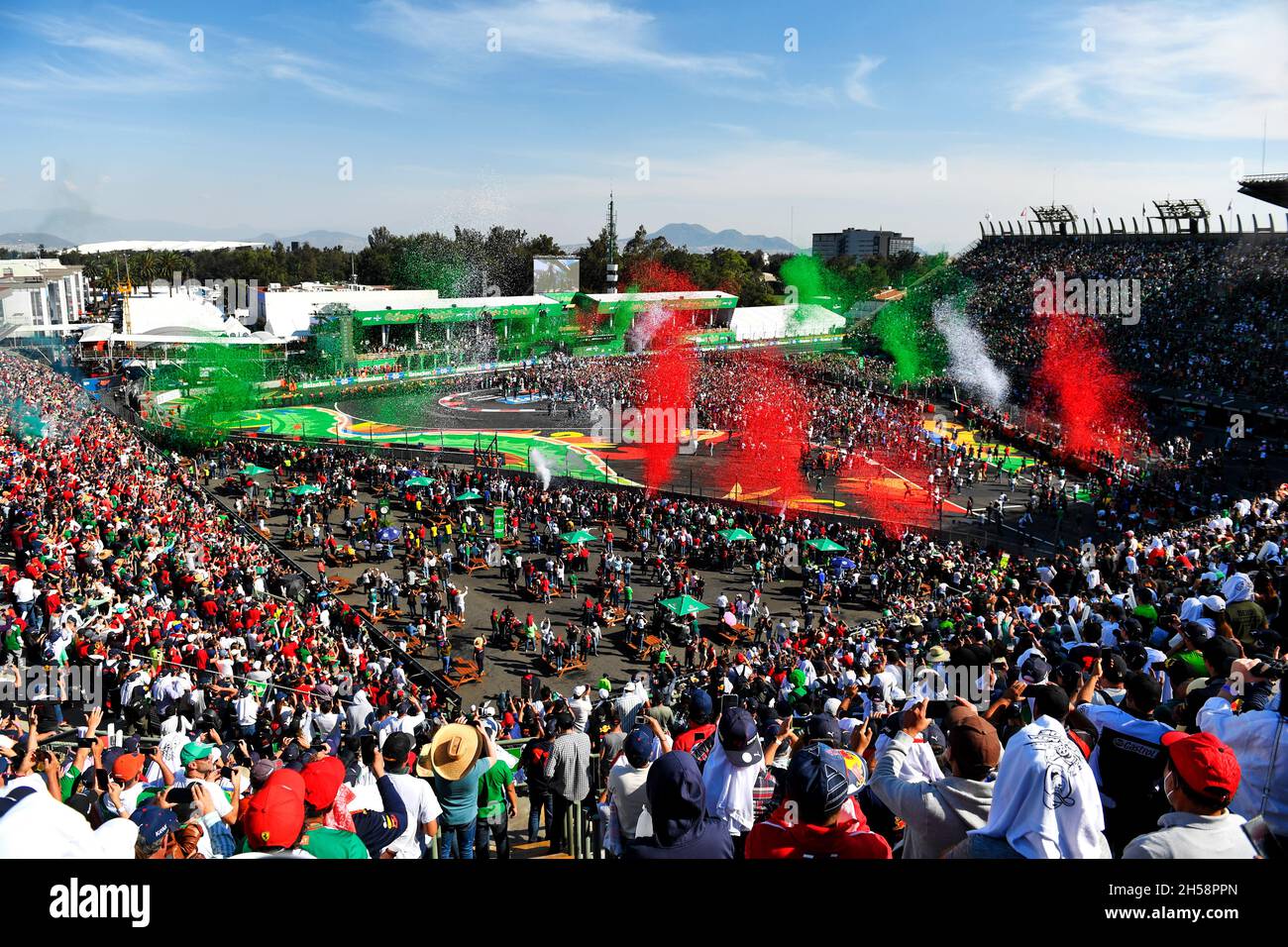 Fans celebrate mexico hi-res stock photography and images - Alamy