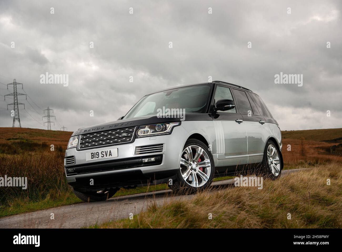 Range Rover (L405) parked on a narrow track on moorland Stock Photo - Alamy